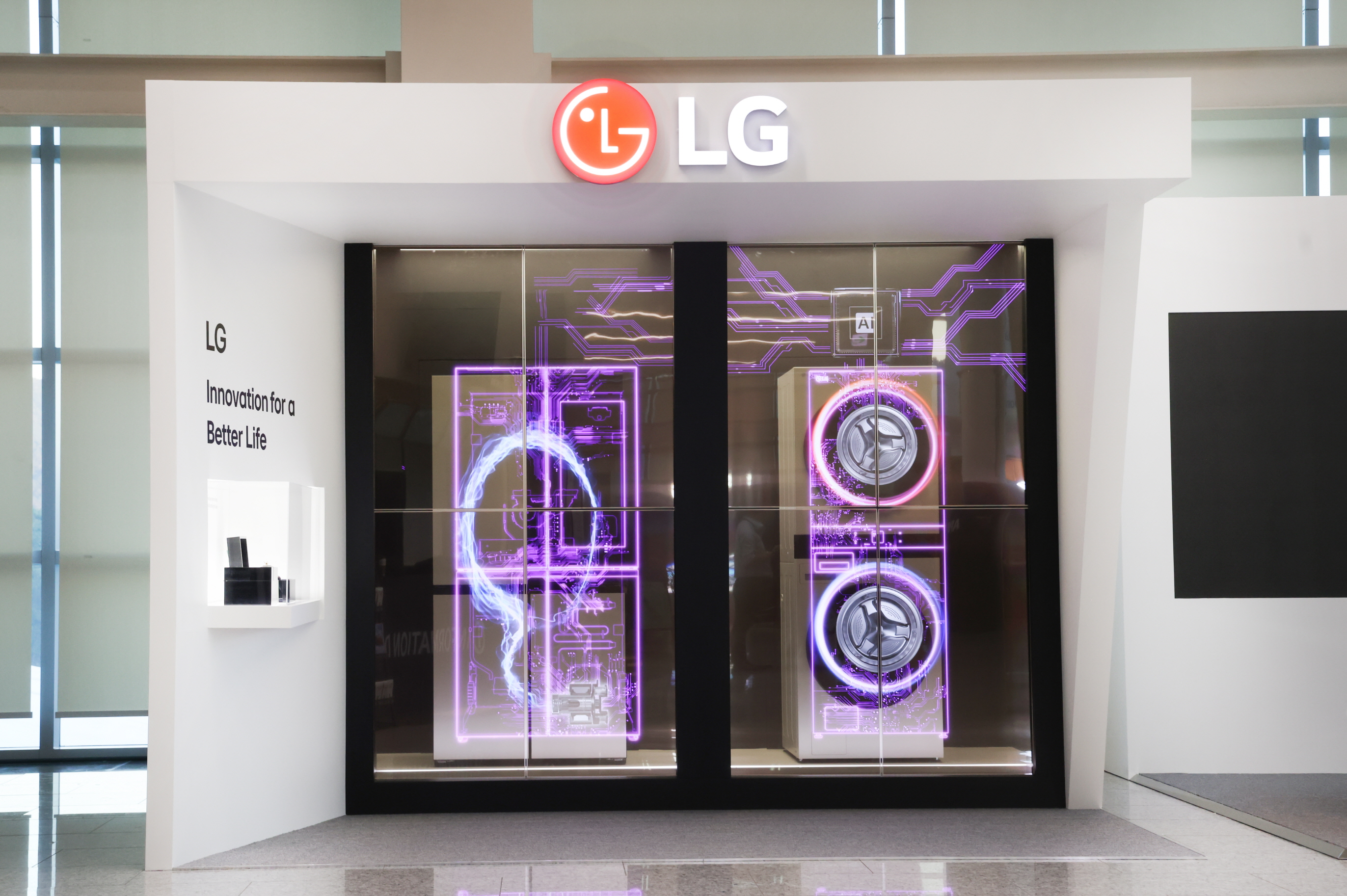 [경주 APEC] LG전자, APEC 정상회의서 투명 올레드 TV 샹들리에 선보여