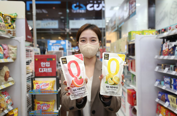 ‘미닝아웃 즐기는 MZ’…GS25, 친환경 파우치 음료 출시