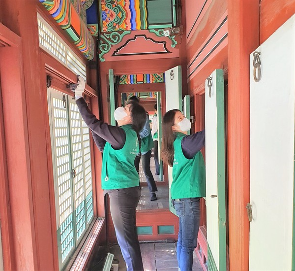 스타벅스, 14년째 덕수궁서 ‘우리 문화재 지킴이’ 활동