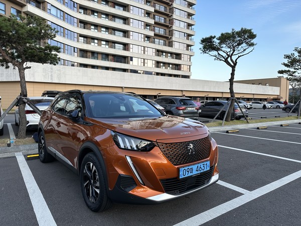 [시승기] “타보면 안다, 흔들리지 않는 편안함” 푸조 e2008