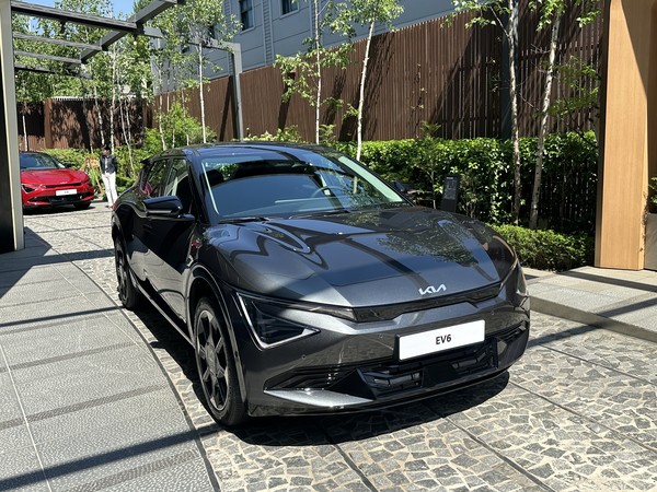 출격 앞둔 기아 ‘간판 전기차’…494㎞ 주행거리와 함께 돌아온 EV6