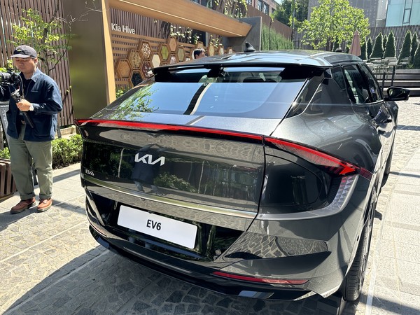 출격 앞둔 기아 ‘간판 전기차’…494㎞ 주행거리와 함께 돌아온 EV6