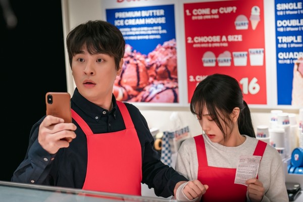 “좋아, 자연스러웠어” … 쿠팡플레이 ‘뉴토피아’, AI PPL 도입