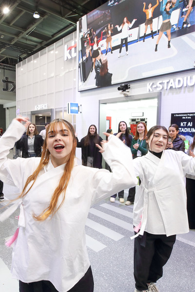 [MWC 25] "내 심장이 말을 듣지 않아, 렛츠 기릿" KT 부스 K-팝 성지로