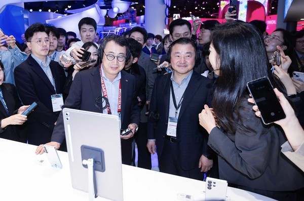 [MWC 25] 유영상 SKT 대표 "무한 어디까지?" 노태문 삼성전자 사장 "안경 형태로 진화"